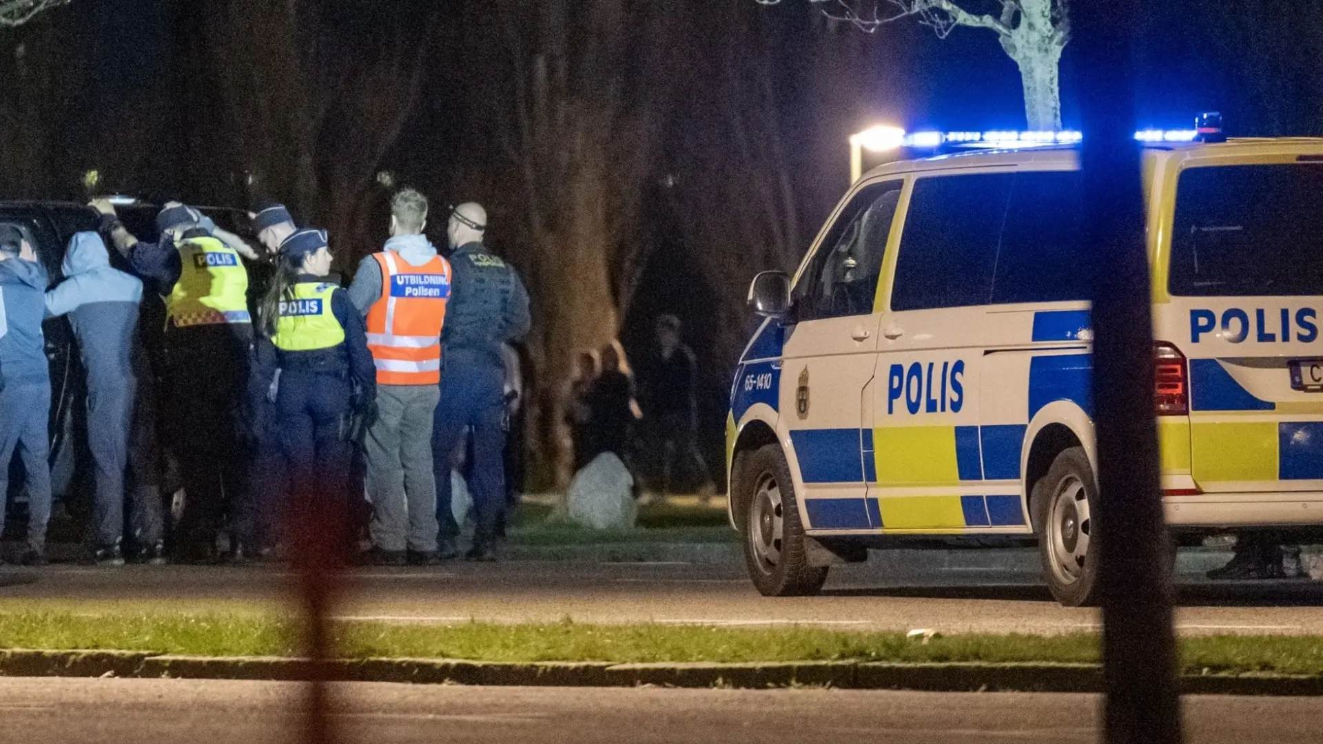 Stökig valborg i Rålambshovsparken – flicka träffad av raket | Sveriges ...