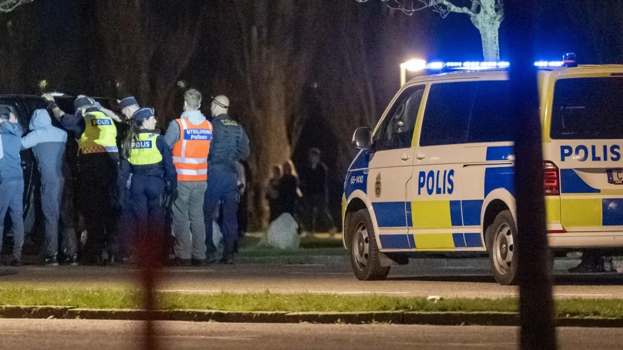 Stökig valborg i Rålambshovsparken – flicka träffad av raket | Sveriges ...