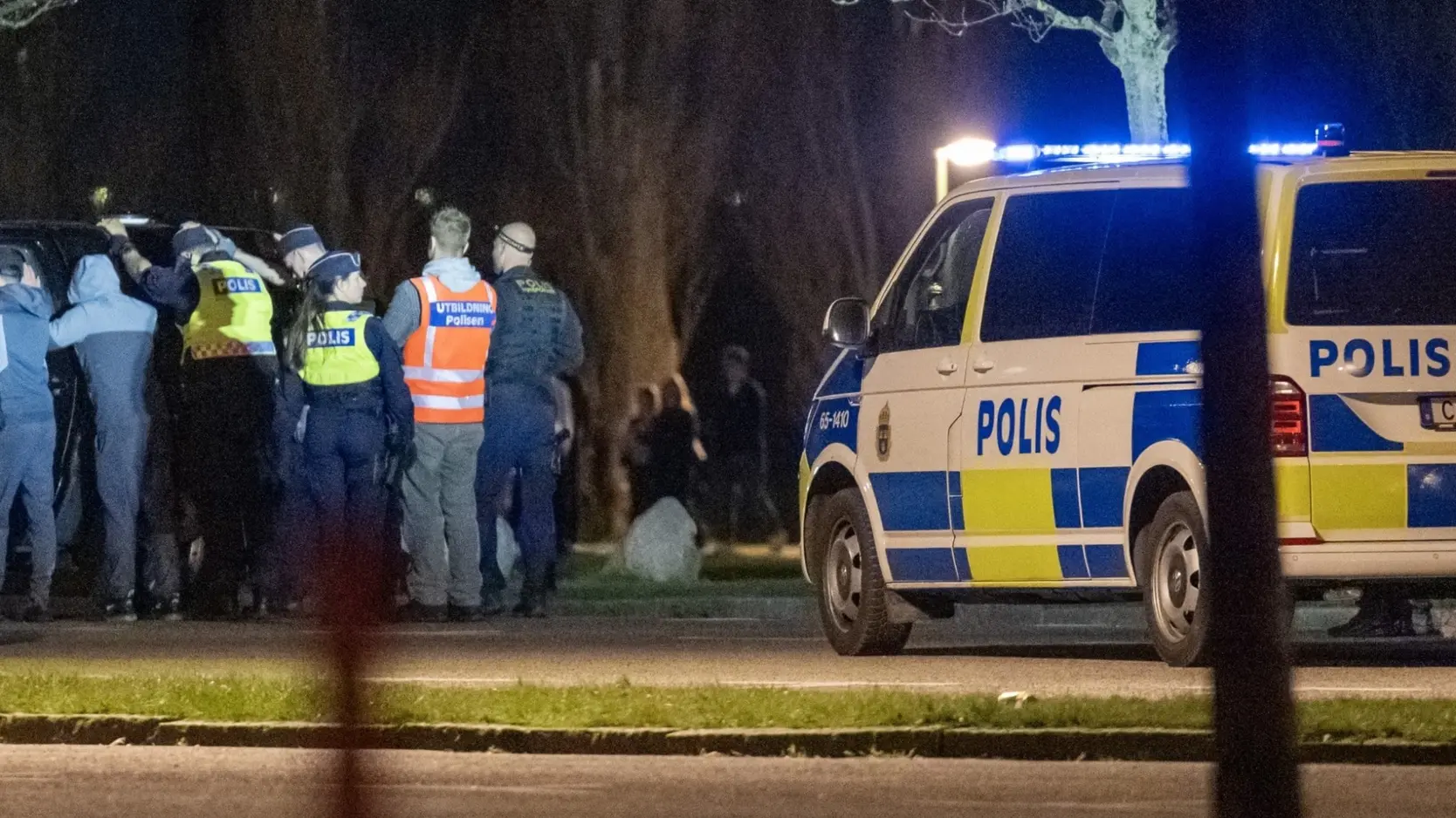 Stökig valborg i Rålambshovsparken – flicka träffad av raket | Sveriges ...
