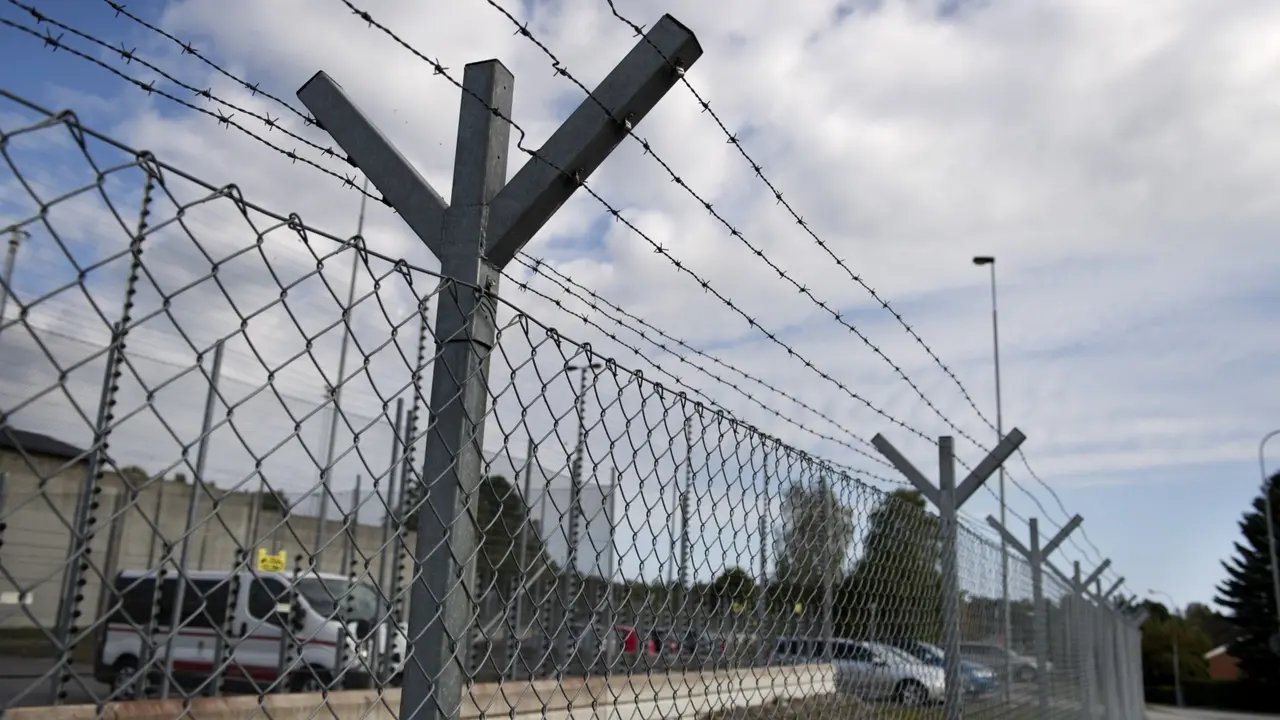 Dom: Kriminalvårdare smugglade in mobiler till kriminellt nätverk ...