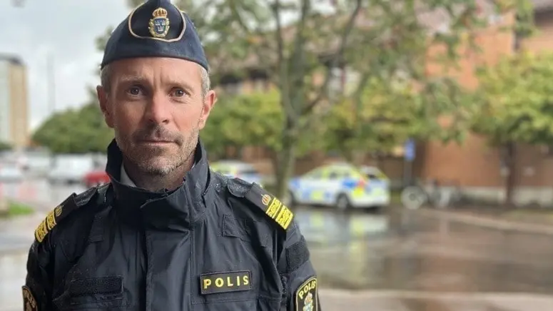 Polisen söker narkotikaköpare efter fynd i telefoner | Sveriges Radio
