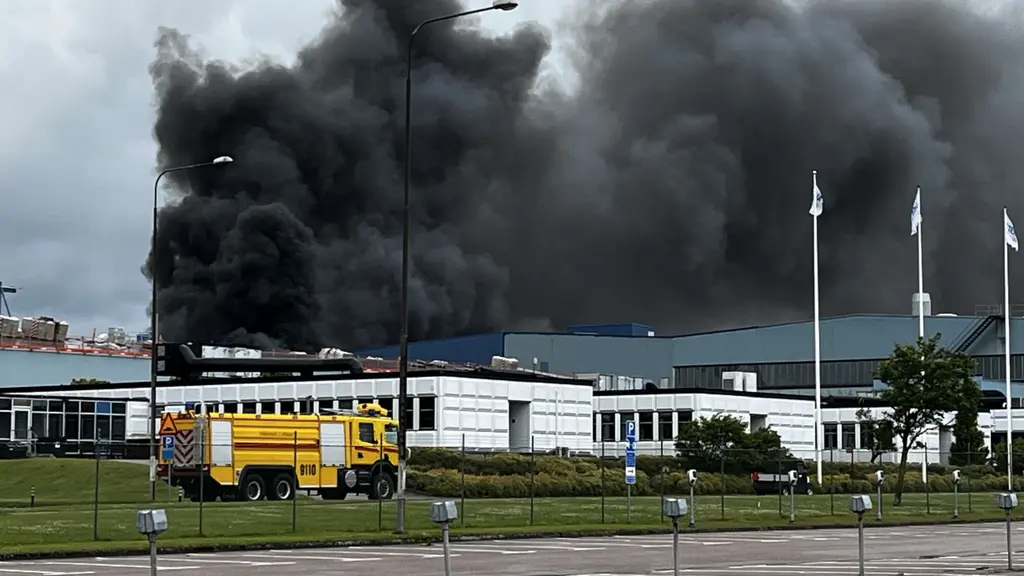 Branden på Stena Recycling i Halmstad släckt | Sveriges Radio