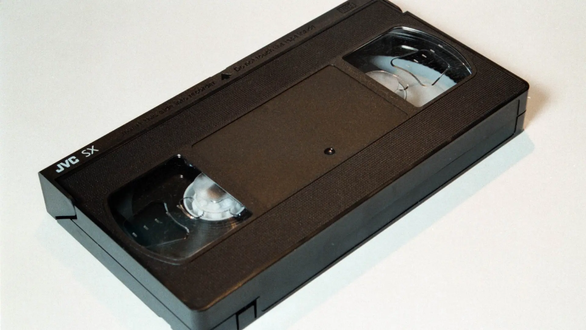 Stor efterfrågan på gamla VHS-filmer – säljs för tusentals kronor | Sveriges Radio