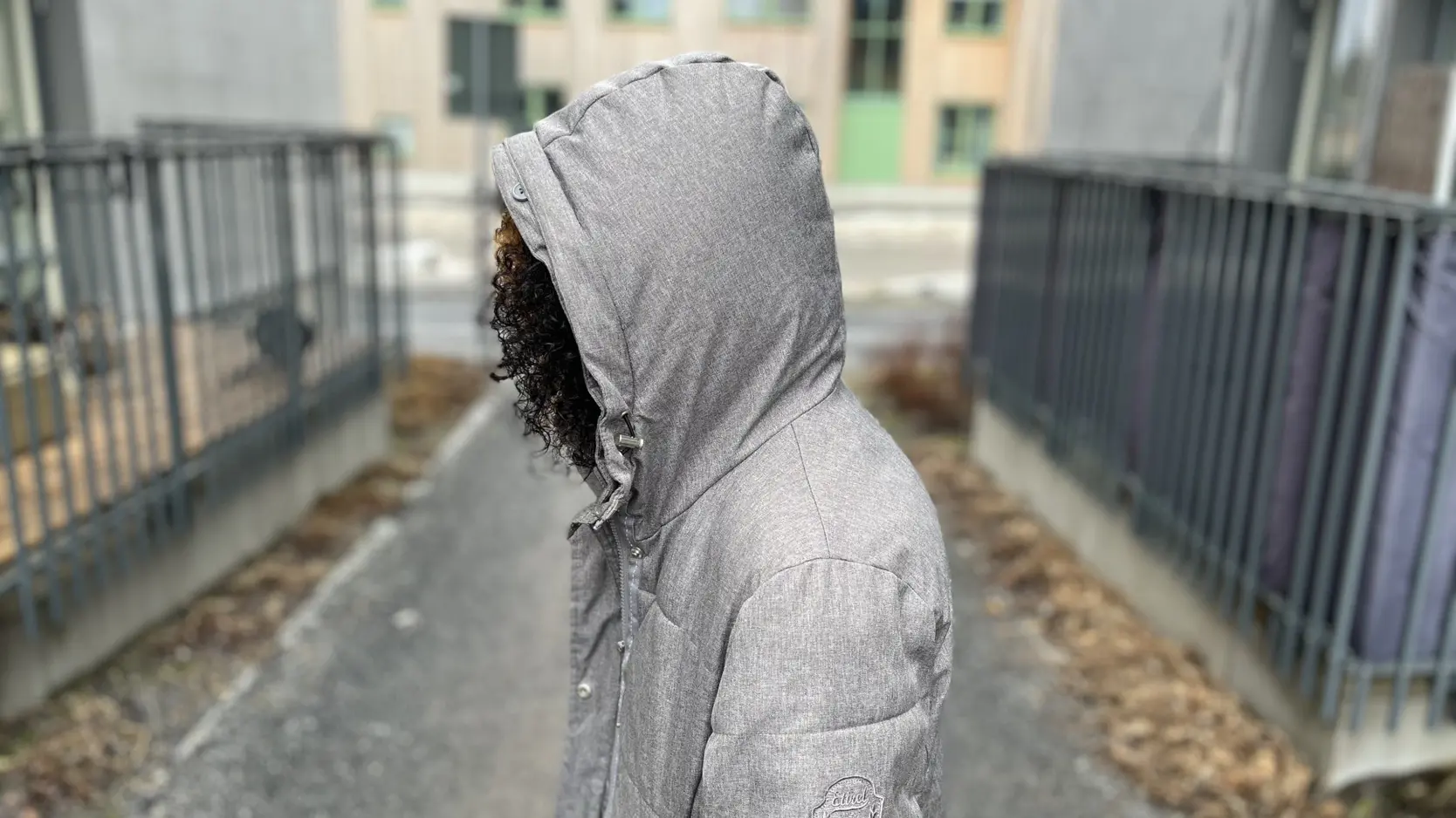 Hermi har två jobb men kan ändå utvisas när lönekravet höjs | Sveriges ...