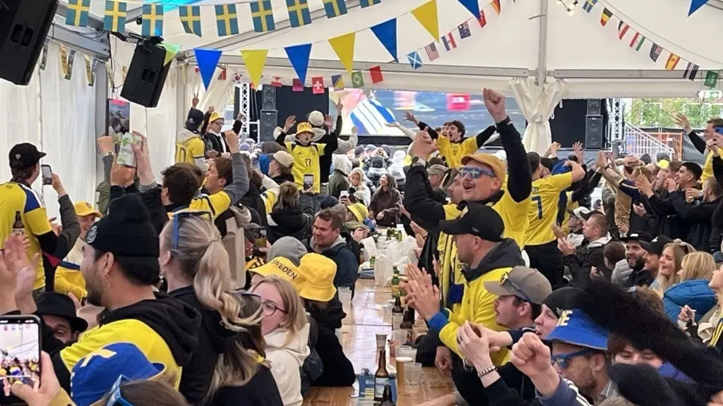 Röjig fotbollsmorgon på Stortorget – pyroteknik tändes | Sveriges Radio