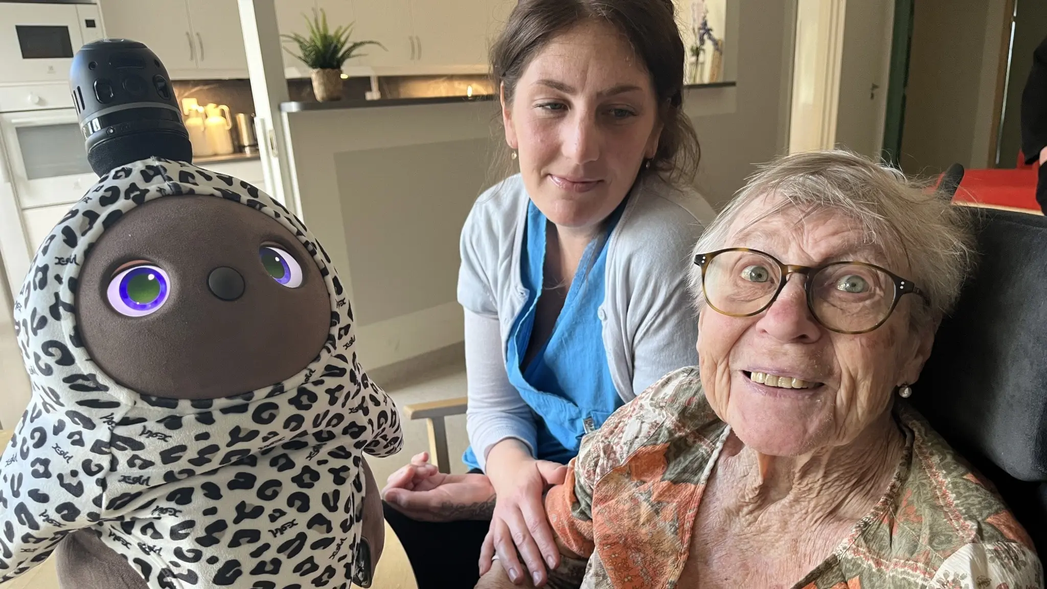 Marianne bor med robot på vårdboende i Höganäs | Sveriges Radio