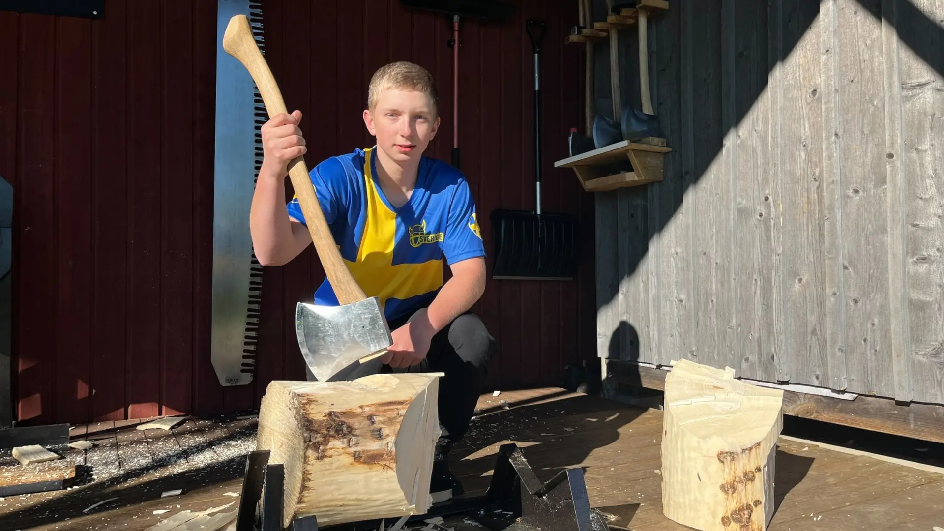 Vedhuggning som sport – Jesper tävlar i Timbersport | Sveriges Radio